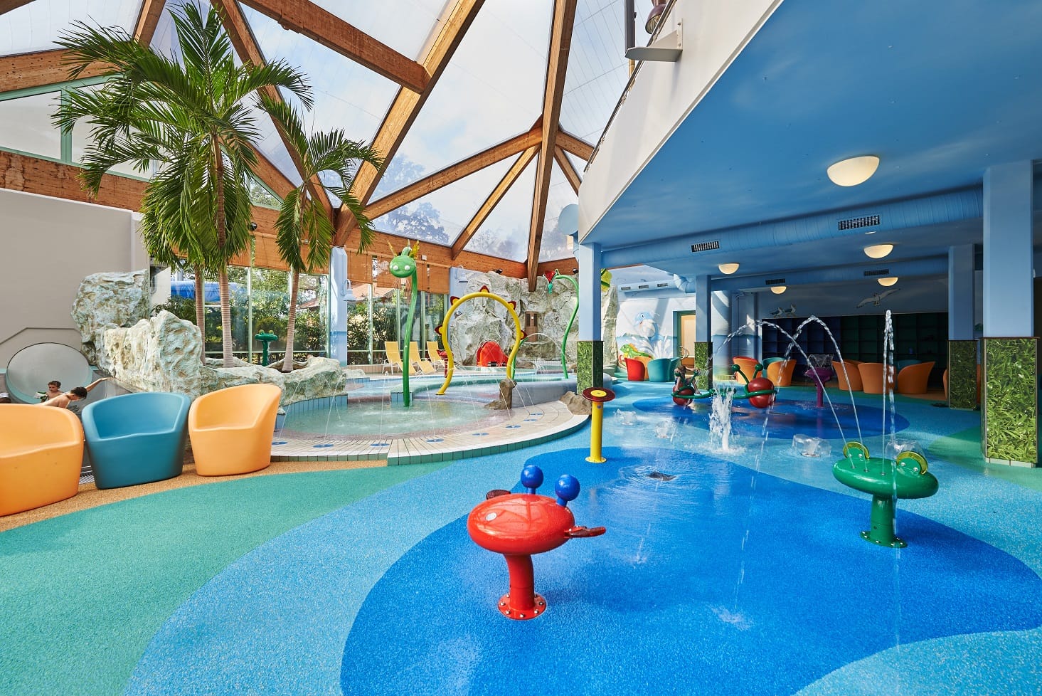 Why do water playgrounds attract families to the swimming pool? | ROIGK